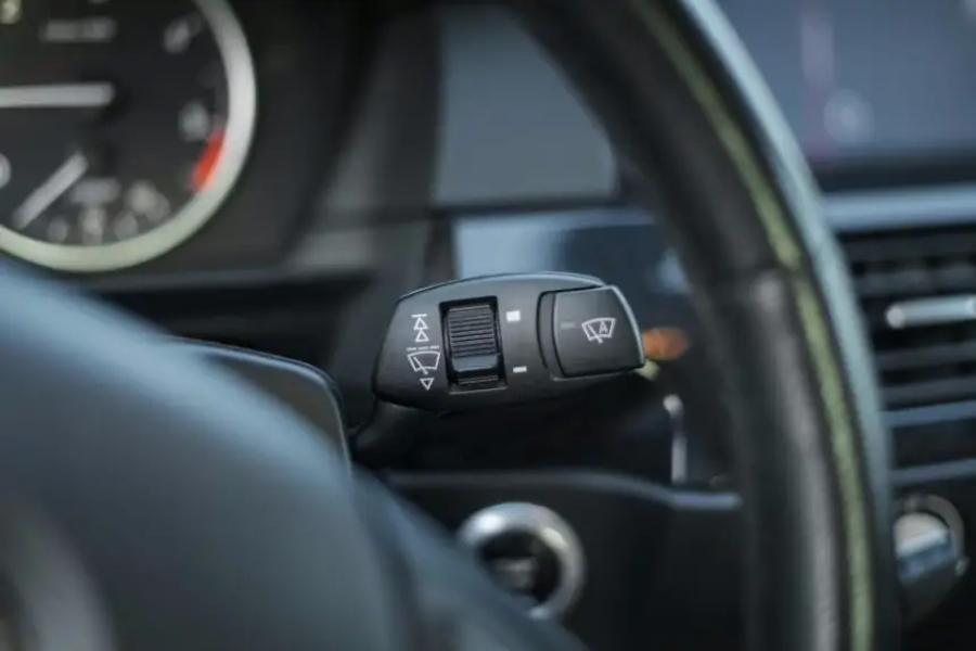 Melns BMW 520 2009 Liepāja, ar dzinēja tilpumu 2.00 L un nobraukumu 234 tūkst. km par 5750 €, foto 24 vietnē AUTOMOTO.COM.LV