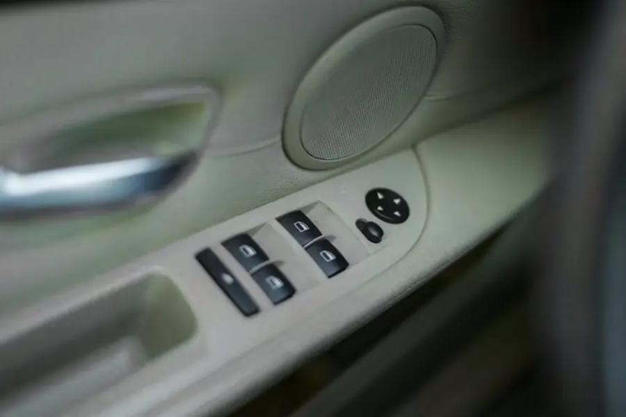 Melns BMW 520 2009 Liepāja, ar dzinēja tilpumu 2.00 L un nobraukumu 234 tūkst. km par 5750 €, foto 28 vietnē AUTOMOTO.COM.LV