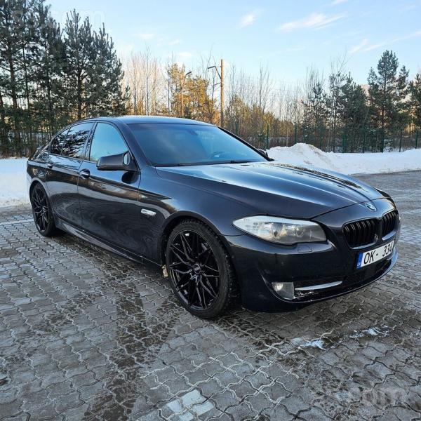 Black BMW 520 2010 in Riga, with an engine capacity of 2.00 L and mileage of 0 thousand km for 10750 €, photo 3 on AUTOMOTO.COM.LV