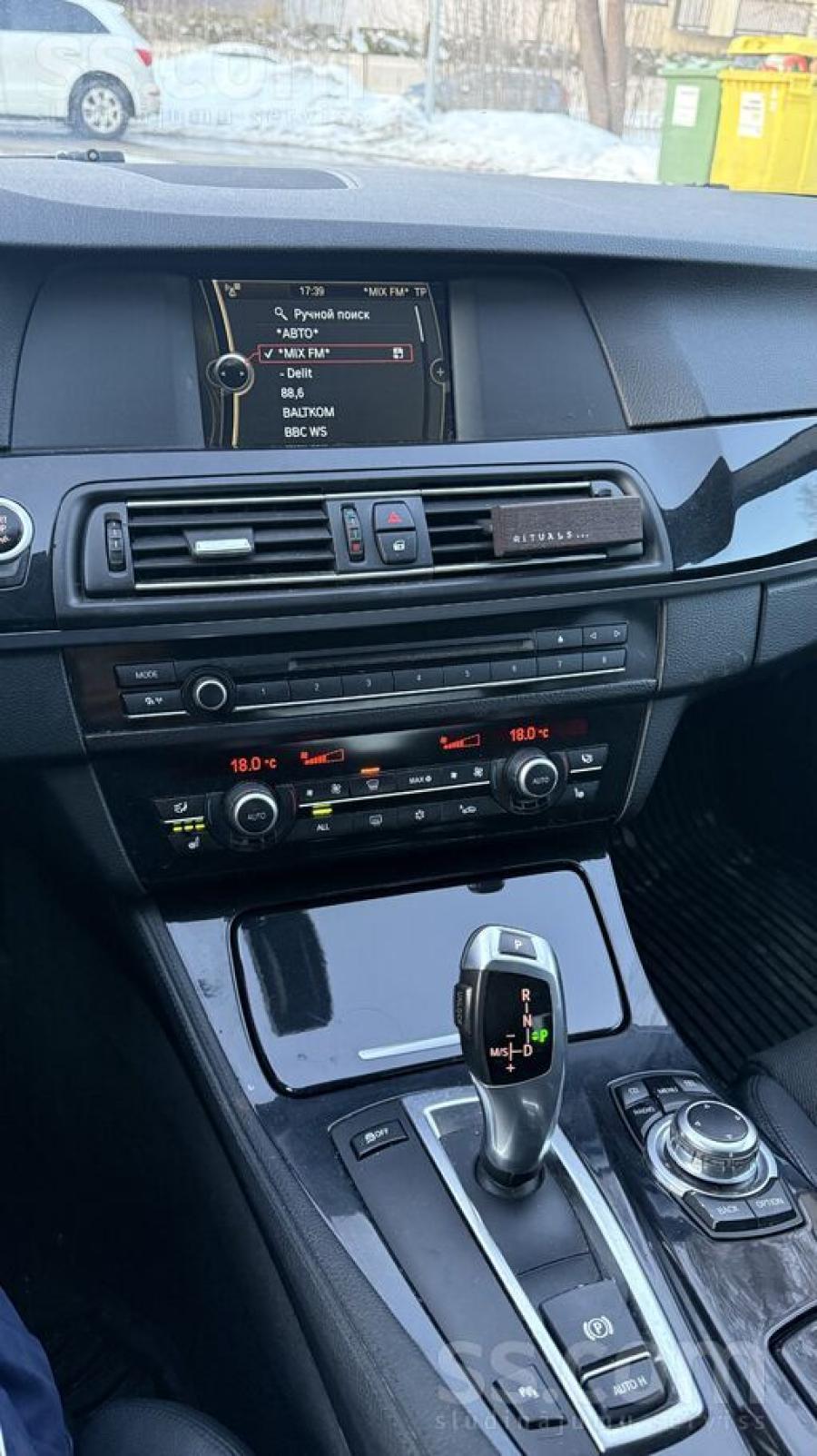 Melns BMW 520 2010 Rīga, ar dzinēja tilpumu 2.00 L un nobraukumu 261 tūkst. km par 7300 €, foto 14 vietnē AUTOMOTO.COM.LV