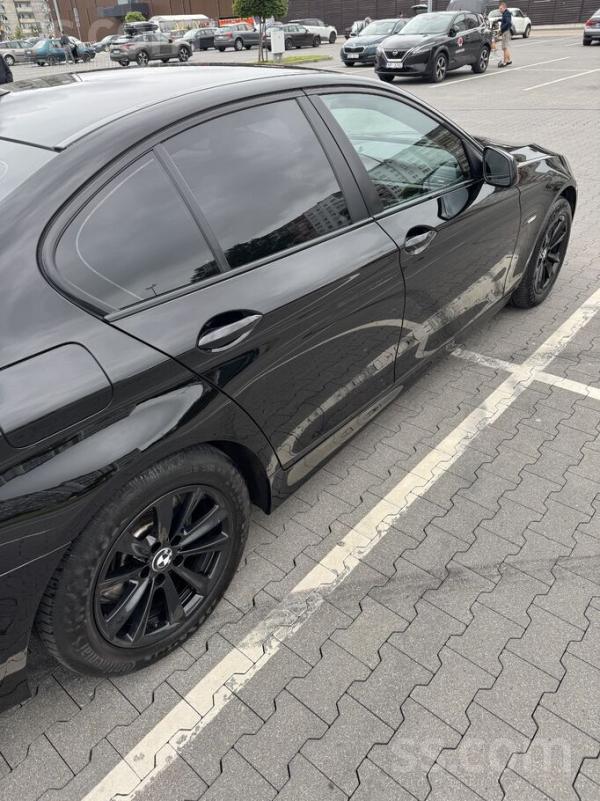 Black BMW 520 2011 in Riga, with an engine capacity of 2.00 L and mileage of 352 thousand km for 6900 €, photo 4 on AUTOMOTO.COM.LV