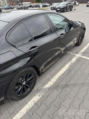 Black BMW 520 2011 in Riga, with an engine capacity of 2.00 L and mileage of 352 thousand km for 9500 €, photo 4 on AUTOMOTO.COM.LV