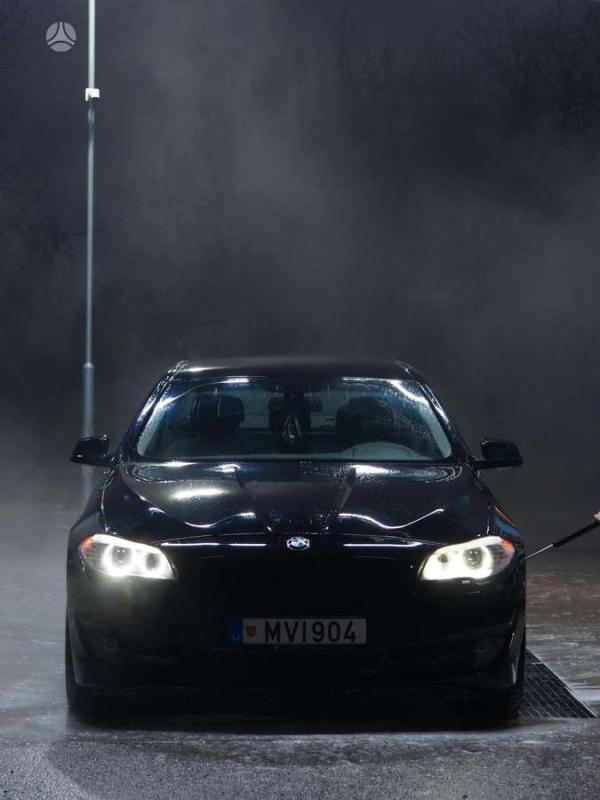 Black BMW 520 2011 in Kelme, with an engine capacity of 0.00 L and mileage of 375 thousand km for 7950 €, photo 2 on AUTOMOTO.COM.LV