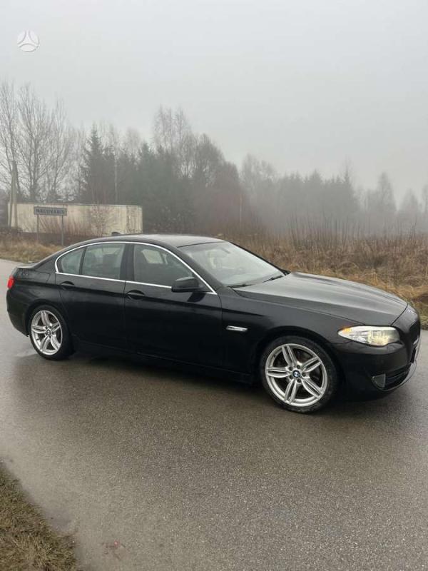 Black BMW 520 2011 in Kelme, with an engine capacity of 0.00 L and mileage of 375 thousand km for 7950 €, photo 8 on AUTOMOTO.COM.LV