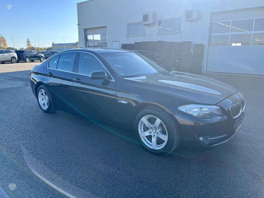 Melns BMW 520 2011 Marijampole, ar dzinēja tilpumu 2.00 L un nobraukumu 282 tūkst. km par 9500 €, foto 13 vietnē AUTOMOTO.COM.LV