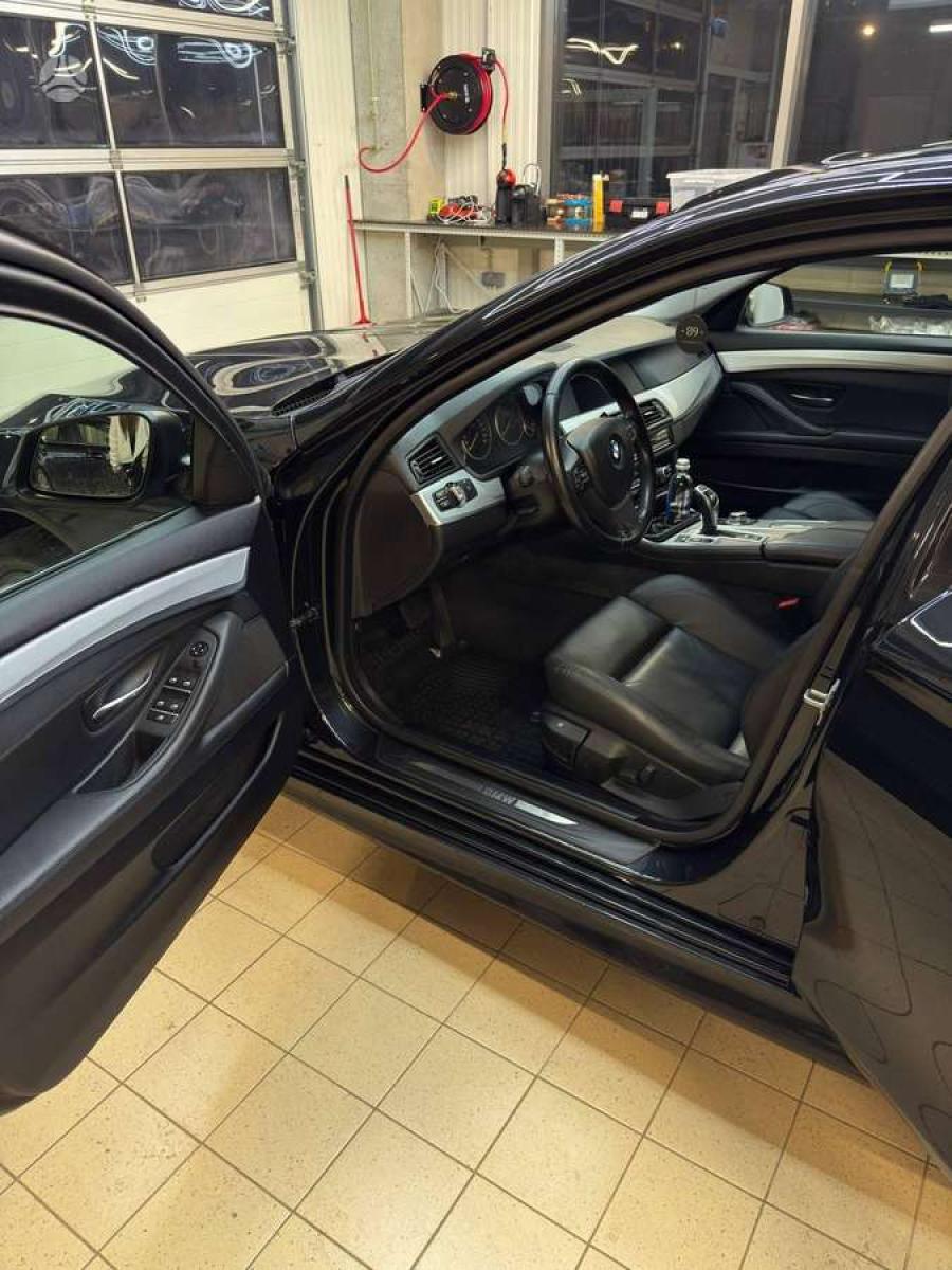 Black BMW 520 2011 in Vilnius, with an engine capacity of 2.00 L and mileage of 235 thousand km for 10500 €, photo 6 on AUTOMOTO.COM.LV