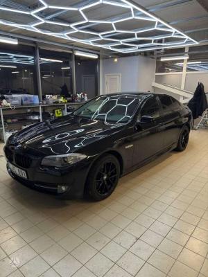 Black BMW 520 2011 in Vilnius, with an engine capacity of 2.00 L and mileage of 235 thousand km for 10500 €, photo 2 on AUTOMOTO.COM.LV