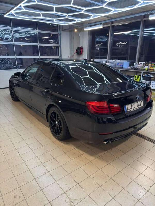 Melns BMW 520 2011 Viļņa, ar dzinēja tilpumu 2.00 L un nobraukumu 235 tūkst. km par 10500 €, foto 3 vietnē AUTOMOTO.COM.LV