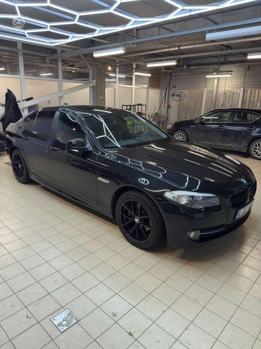Black BMW 520 2011 in Vilnius, with an engine capacity of 2.00 L and mileage of 235 thousand km for 10500 €, photo 5 on AUTOMOTO.COM.LV