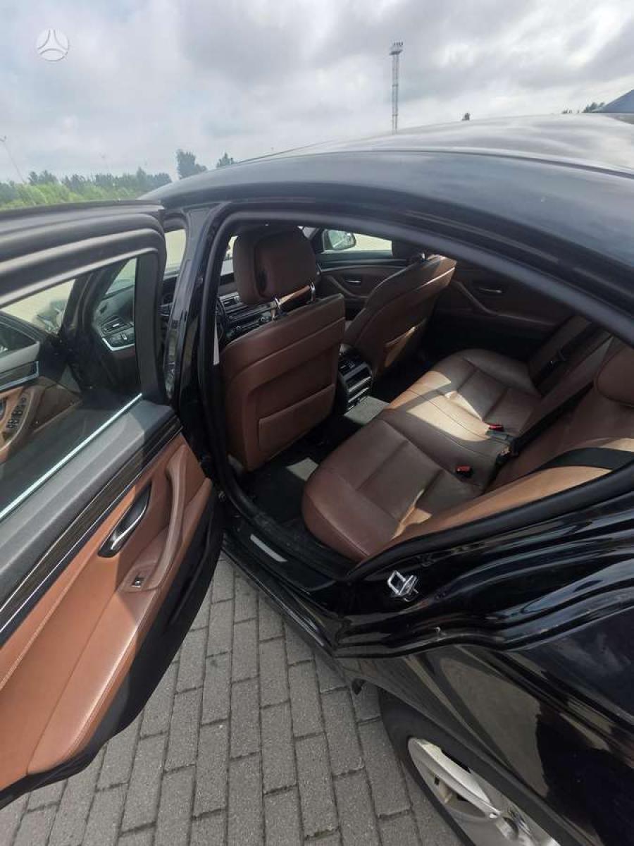 Black BMW 520 2011 in Marijampole, with an engine capacity of 2.00 L and mileage of 299 thousand km for 4250 €, photo 4 on AUTOMOTO.COM.LV