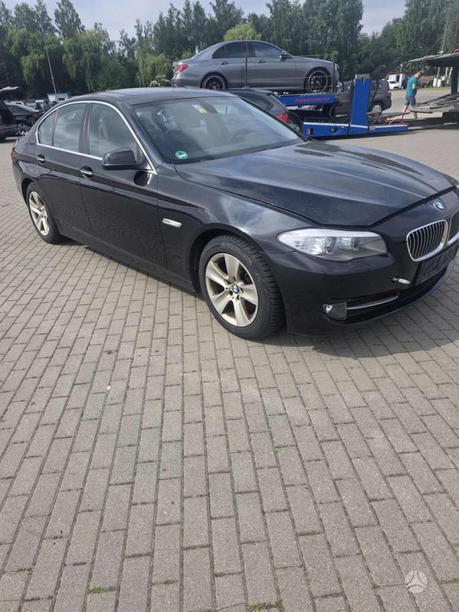 Black BMW 520 2011 in Marijampole, with an engine capacity of 2.00 L and mileage of 299 thousand km for 4250 €, photo 10 on AUTOMOTO.COM.LV