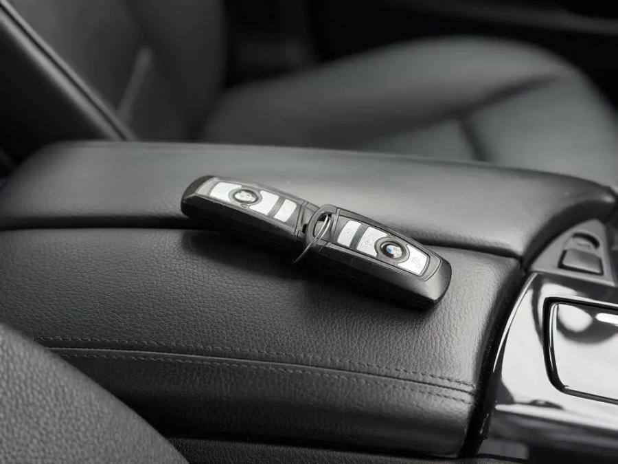 Melns BMW 520 2011 Rīga, ar dzinēja tilpumu 2.00 L un nobraukumu 277 tūkst. km par 9900 €, foto 15 vietnē AUTOMOTO.COM.LV