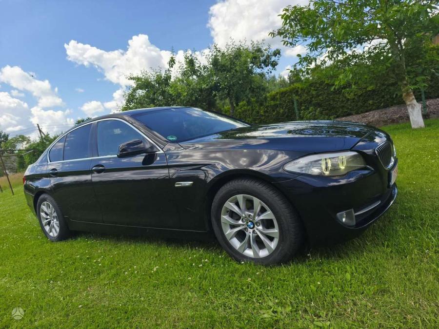 Black BMW 520 2011 in Kaunas, with an engine capacity of 2.00 L and mileage of 299 thousand km for 7700 €, photo 8 on AUTOMOTO.COM.LV