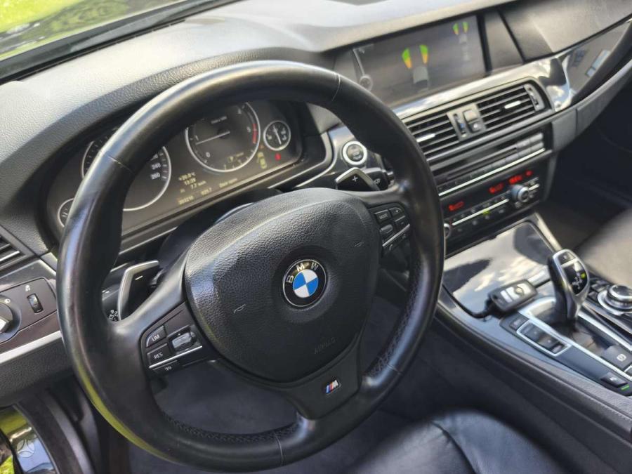 Black BMW 520 2011 in Kaunas, with an engine capacity of 2.00 L and mileage of 299 thousand km for 7700 €, photo 11 on AUTOMOTO.COM.LV