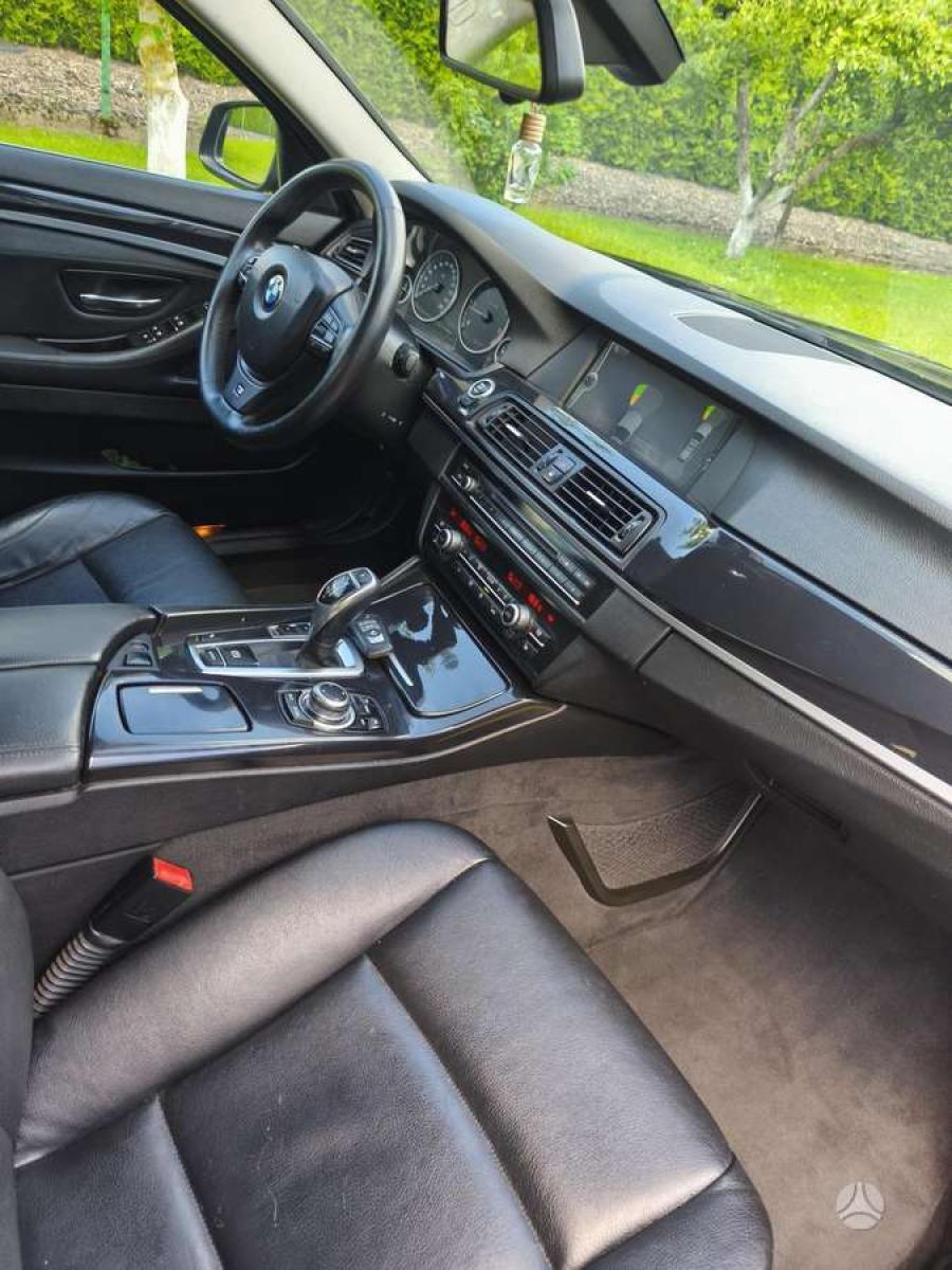 Black BMW 520 2011 in Kaunas, with an engine capacity of 2.00 L and mileage of 299 thousand km for 7700 €, photo 16 on AUTOMOTO.COM.LV