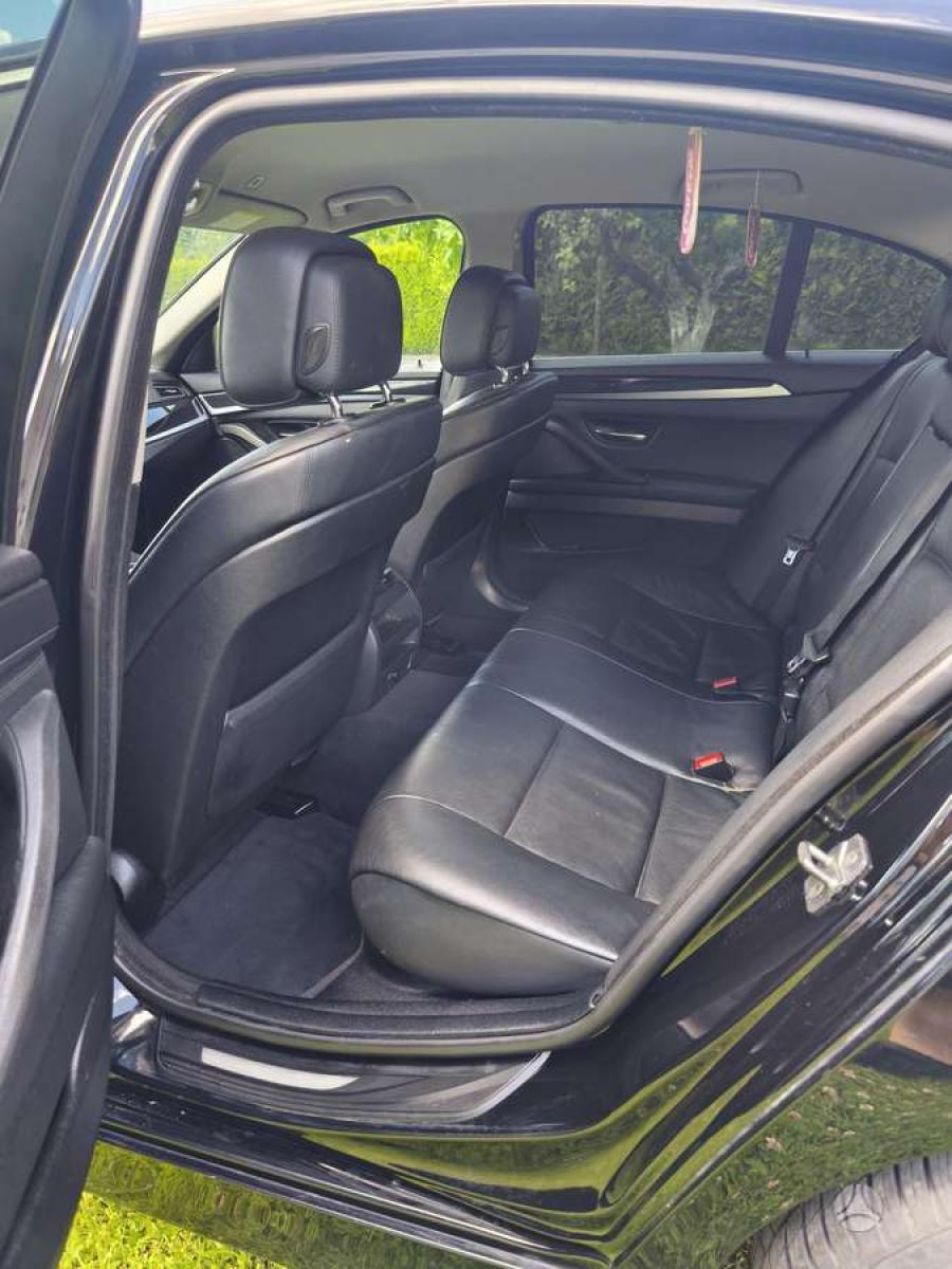 Black BMW 520 2011 in Kaunas, with an engine capacity of 2.00 L and mileage of 299 thousand km for 7700 €, photo 25 on AUTOMOTO.COM.LV