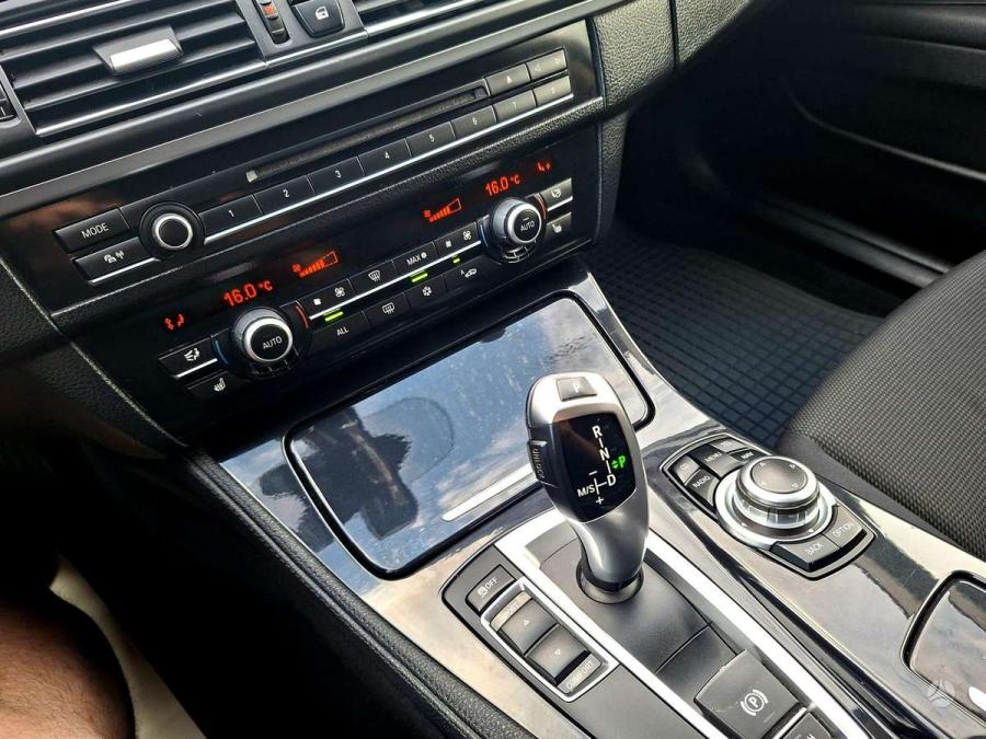 Black BMW 520 2011 in Radviliskis, with an engine capacity of 2.00 L and mileage of 291 thousand km for 6999 €, photo 7 on AUTOMOTO.COM.LV
