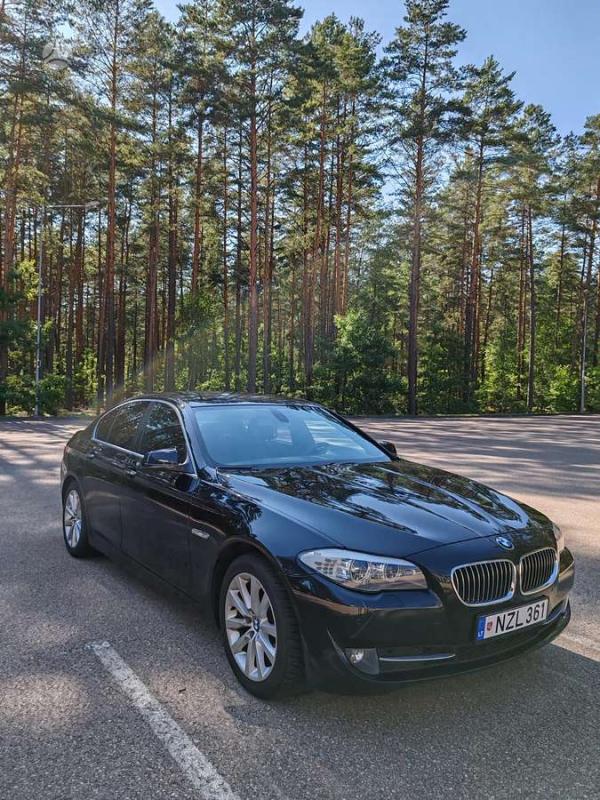 Black BMW 520 2011 in Druskininkai, with an engine capacity of 2.00 L and mileage of 276 thousand km for 8999 €, photo 5 on AUTOMOTO.COM.LV