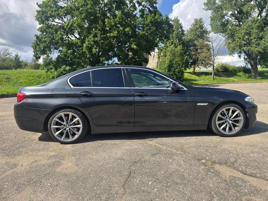 Black BMW 520 2011 in Kaunas, with an engine capacity of 2.00 L and mileage of 262 thousand km for 8300 €, photo 3 on AUTOMOTO.COM.LV