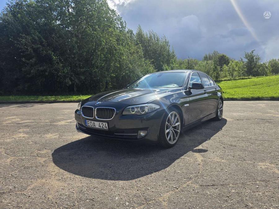 Black BMW 520 2011 in Kaunas, with an engine capacity of 2.00 L and mileage of 262 thousand km for 8300 €, photo 5 on AUTOMOTO.COM.LV