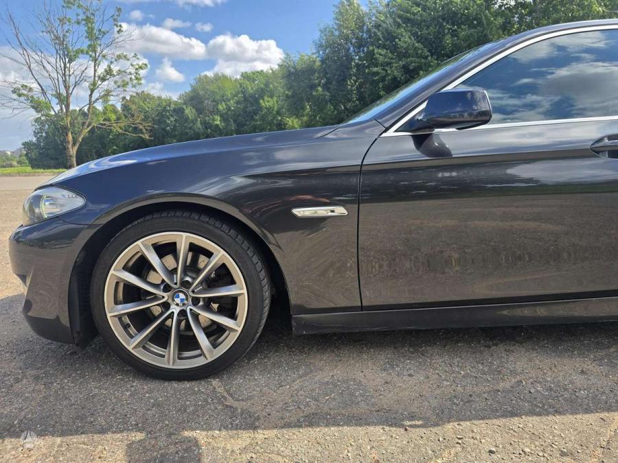 Black BMW 520 2011 in Kaunas, with an engine capacity of 2.00 L and mileage of 262 thousand km for 8300 €, photo 10 on AUTOMOTO.COM.LV