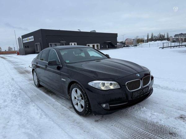 Black BMW 520 2012 in Kaunas, with an engine capacity of 2.00 L and mileage of 311 thousand km for 9800 €, photo 3 on AUTOMOTO.COM.LV