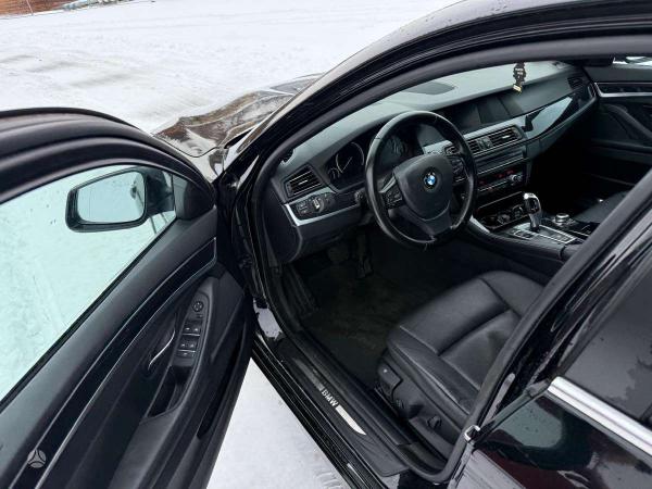 Black BMW 520 2012 in Kaunas, with an engine capacity of 2.00 L and mileage of 311 thousand km for 9800 €, photo 9 on AUTOMOTO.COM.LV