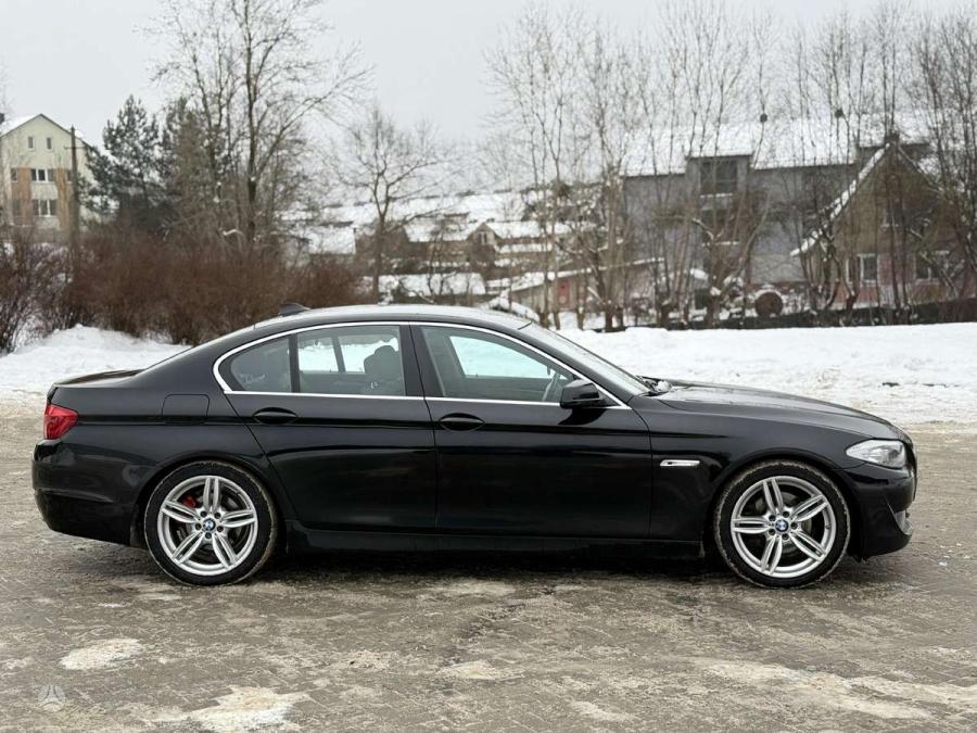 Black BMW 520 2012 in Vilnius, with an engine capacity of 2.00 L and mileage of 302 thousand km for 6000 €, photo 3 on AUTOMOTO.COM.LV