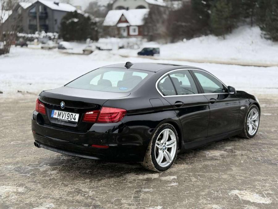 Black BMW 520 2012 in Vilnius, with an engine capacity of 2.00 L and mileage of 302 thousand km for 6000 €, photo 4 on AUTOMOTO.COM.LV