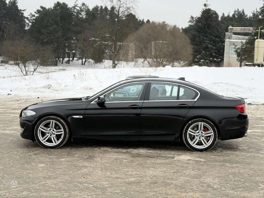 Black BMW 520 2012 in Vilnius, with an engine capacity of 2.00 L and mileage of 302 thousand km for 6000 €, photo 6 on AUTOMOTO.COM.LV