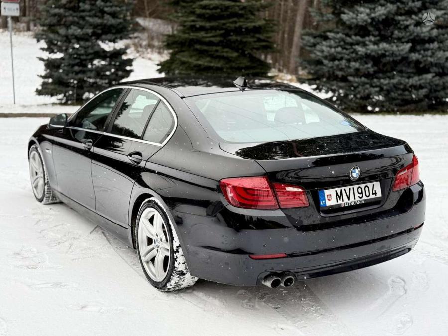Black BMW 520 2012 in Vilnius, with an engine capacity of 2.00 L and mileage of 299 thousand km for 6600 €, photo 6 on AUTOMOTO.COM.LV