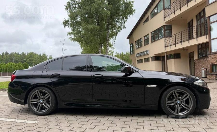Black BMW 520 2012 in Riga, with an engine capacity of 2.00 L and mileage of 252 thousand km for 10300 €, photo 9 on AUTOMOTO.COM.LV