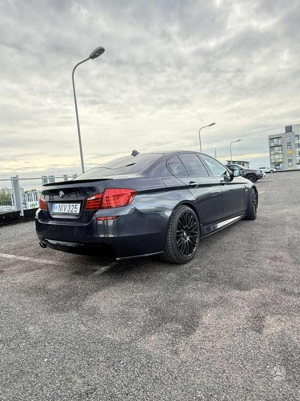 Black BMW 520 2012 in Vilnius, with an engine capacity of 2.00 L and mileage of 330 thousand km for 9100 €, photo 6 on AUTOMOTO.COM.LV