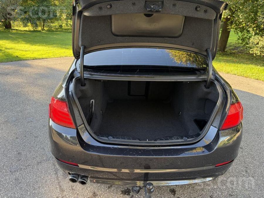 Black BMW 520 2012 in Riga, with an engine capacity of 2.00 L and mileage of 333 thousand km for 11000 €, photo 4 on AUTOMOTO.COM.LV