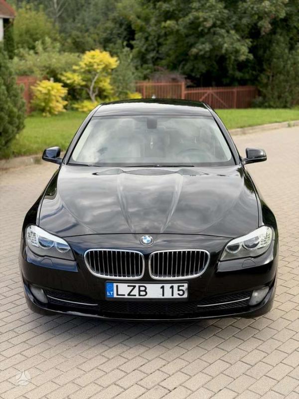 Black BMW 520 2012 in Vilnius, with an engine capacity of 2.00 L and mileage of 289 thousand km for 5500 €, photo 4 on AUTOMOTO.COM.LV