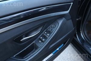 Black BMW 520 2013 in Riga, with an engine capacity of 2.00 L and mileage of 357 thousand km for 7490 €, photo 28 on AUTOMOTO.COM.LV