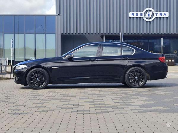 Black BMW 520 2013 in Siauliai, with an engine capacity of 2.00 L and mileage of 280 thousand km for 7990 €, photo 5 on AUTOMOTO.COM.LV