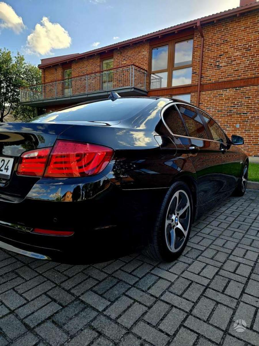 Melns BMW 520 2013 Marijampole, ar dzinēja tilpumu 2.00 L un nobraukumu 327 tūkst. km par 6900 €, foto 13 vietnē AUTOMOTO.COM.LV