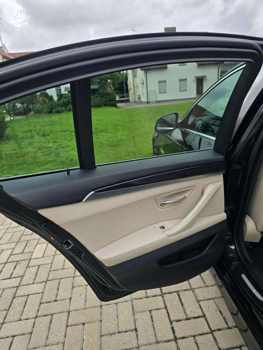 Melns BMW 520 2013 Marijampole, ar dzinēja tilpumu 2.00 L un nobraukumu 327 tūkst. km par 6900 €, foto 26 vietnē AUTOMOTO.COM.LV