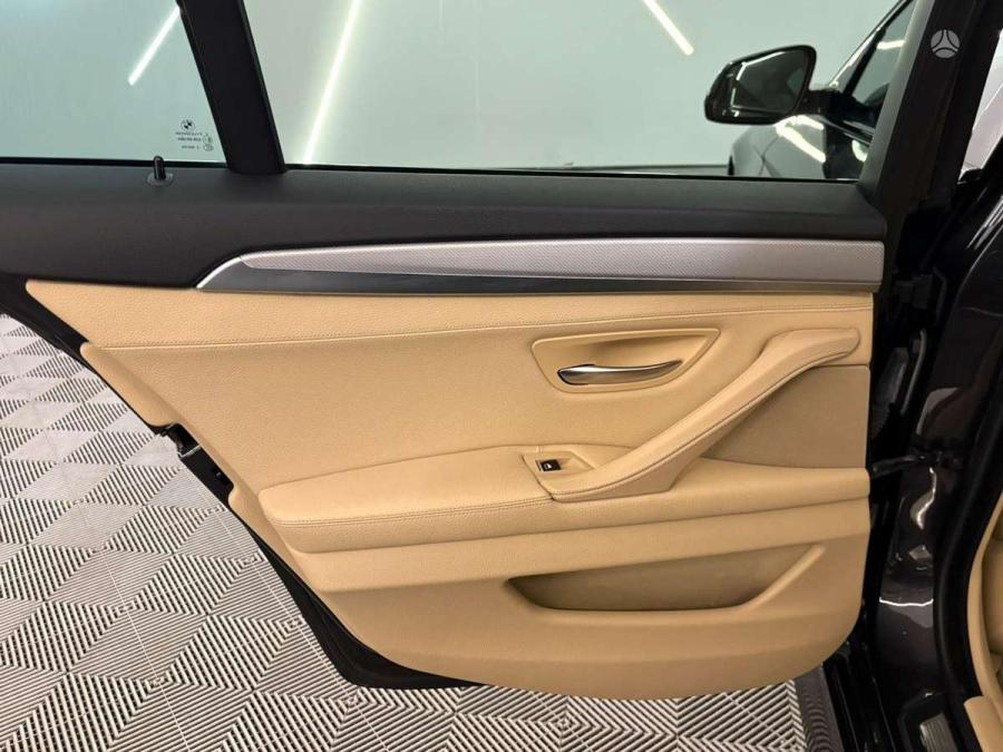 Melns BMW 520 2013 Marijampole, ar dzinēja tilpumu 2.00 L un nobraukumu 308 tūkst. km par 10500 €, foto 21 vietnē AUTOMOTO.COM.LV