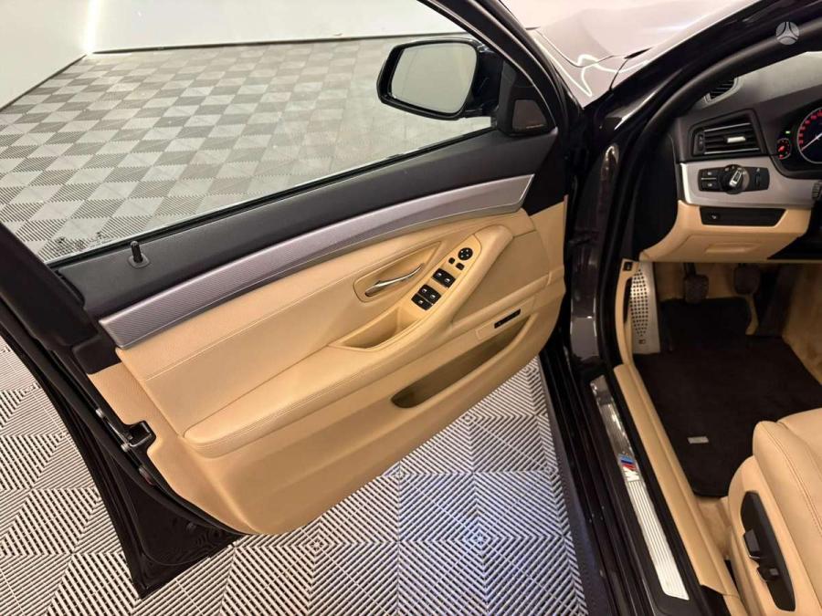 Melns BMW 520 2013 Marijampole, ar dzinēja tilpumu 2.00 L un nobraukumu 308 tūkst. km par 10500 €, foto 25 vietnē AUTOMOTO.COM.LV