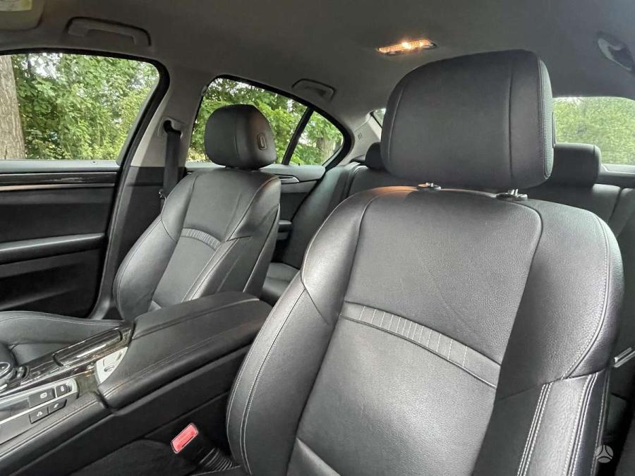 Black BMW 520 2013 in Kaunas, with an engine capacity of 2.00 L and mileage of 229 thousand km for 9800 €, photo 14 on AUTOMOTO.COM.LV