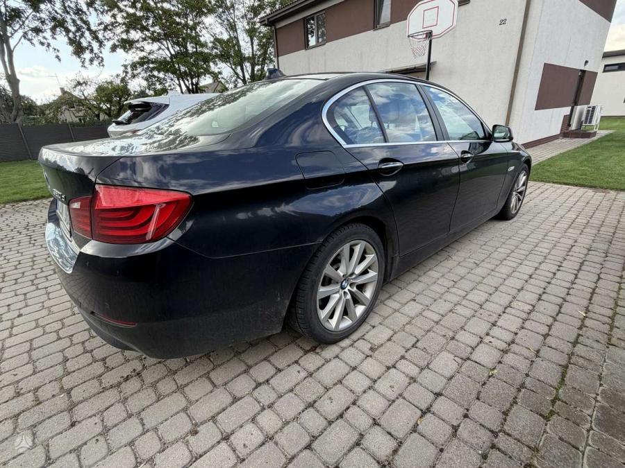 Melns BMW 520 2013 Marijampole, ar dzinēja tilpumu 2.00 L un nobraukumu 293 tūkst. km par 7500 €, foto 4 vietnē AUTOMOTO.COM.LV