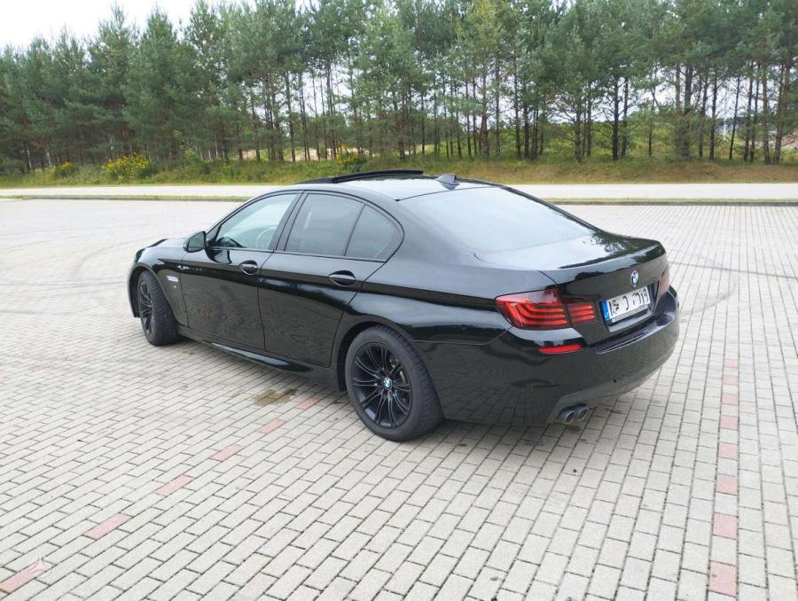 Black BMW 520 2013 in Taurage, with an engine capacity of 2.00 L and mileage of 298 thousand km for 10500 €, photo 4 on AUTOMOTO.COM.LV
