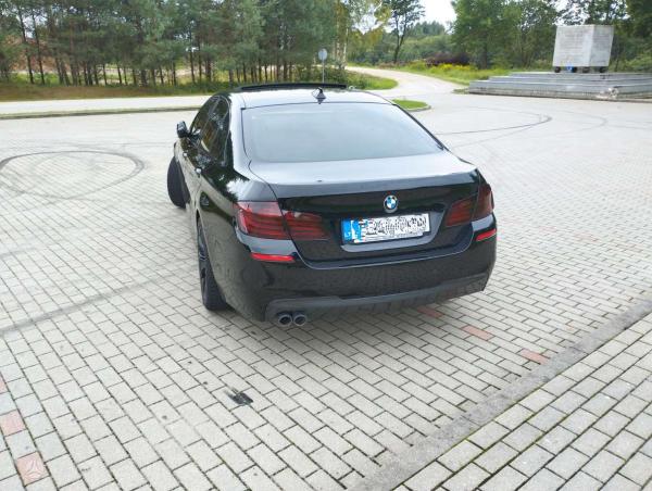 Black BMW 520 2013 in Taurage, with an engine capacity of 2.00 L and mileage of 298 thousand km for 10500 €, photo 8 on AUTOMOTO.COM.LV