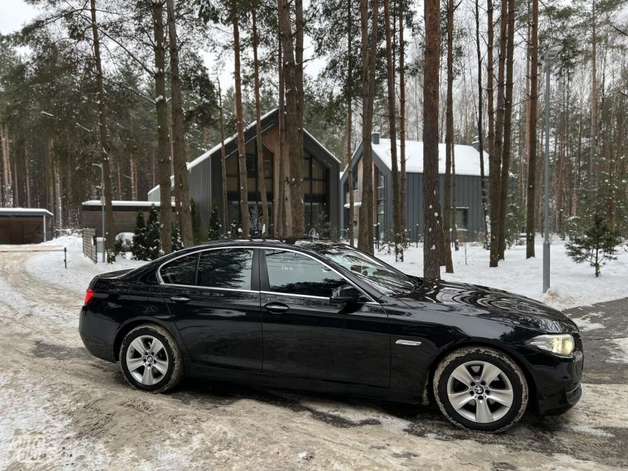 Black BMW 520 2014 in Vilnius, with an engine capacity of 2.00 L and mileage of 294 thousand km for 8849 €, photo 4 on AUTOMOTO.COM.LV