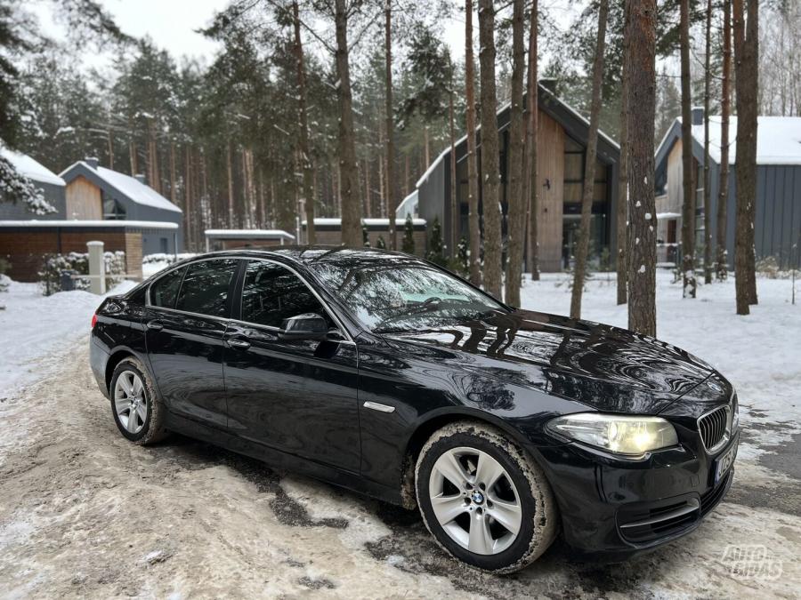 Black BMW 520 2014 in Vilnius, with an engine capacity of 2.00 L and mileage of 294 thousand km for 8499 €, photo 4 on AUTOMOTO.COM.LV