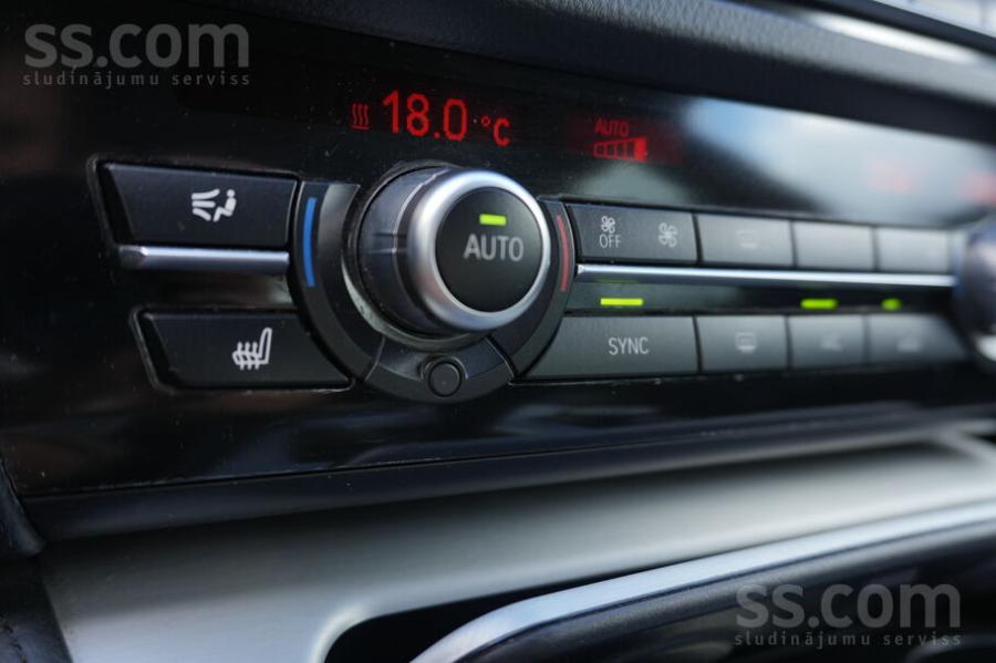 Black BMW 520 2014 in Riga, with an engine capacity of 2.00 L and mileage of 275 thousand km for 11290 €, photo 11 on AUTOMOTO.COM.LV