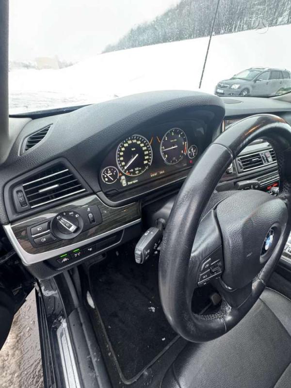Black BMW 520 2015 in Kaunas, with an engine capacity of 2.00 L and mileage of 310 thousand km for 9700 €, photo 8 on AUTOMOTO.COM.LV