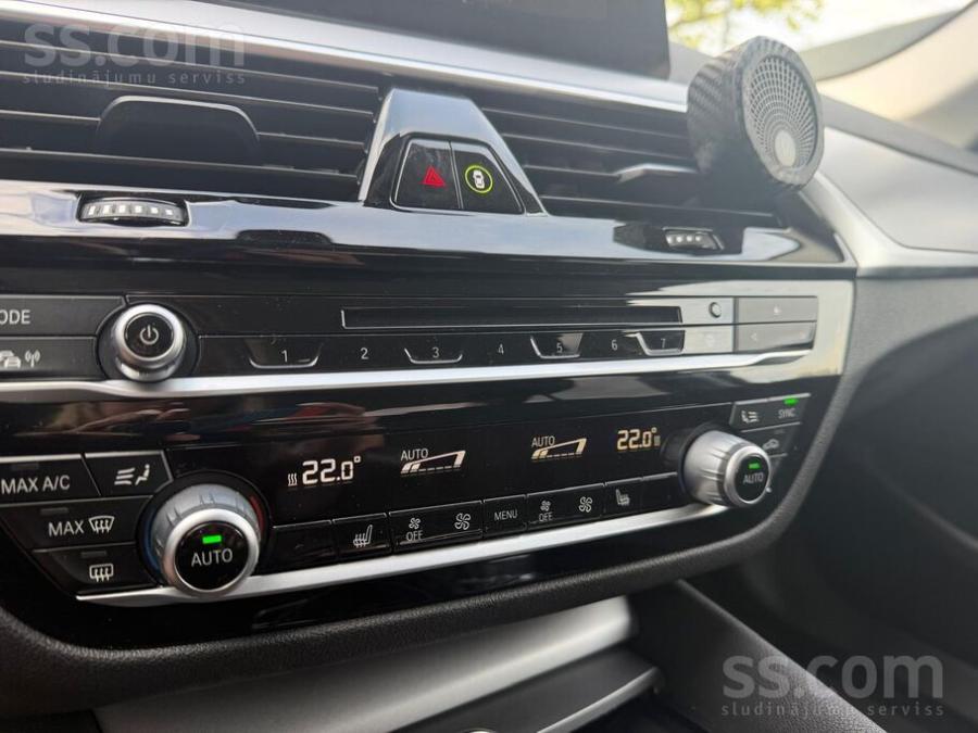Black BMW 520 2017 in Riga, with an engine capacity of 2.00 L and mileage of 117 thousand km for 20900 €, photo 14 on AUTOMOTO.COM.LV
